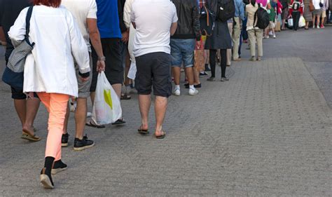 人在排队等候图片 包图网企业站