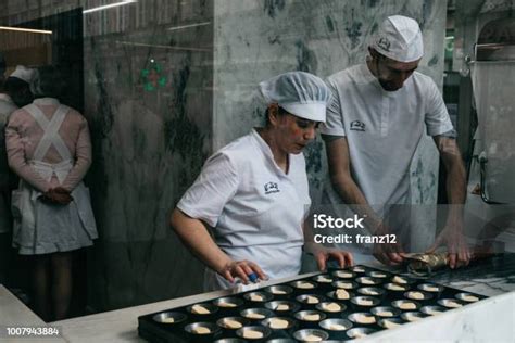 파스텔 데 나타 라는 전통적인 포르투갈 디저트를 준비 하는 카페 또는 요리사로 서 유리의 창 보기 크림 유가공 식품에 대한 스톡 사진 및 기타 이미지 Istock