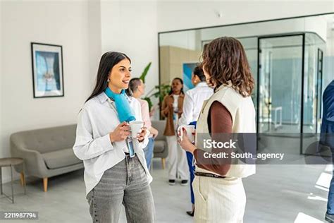 현대적인 은행 사무실 환경에서 재무 전략에 대해 논의하는 전문가들의 참여 계약서에 대한 스톡 사진 및 기타 이미지 계약서 고객 금융 Istock