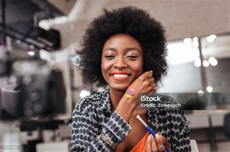 곱슬 머리 기록 비디오 패션 아카데미에 대 한 귀여운 아프리카계 미국인 여자 메이크업 아티스트에 대한 스톡 사진 및 기타 이미지 메이크업 아티스트 일함 30 39세