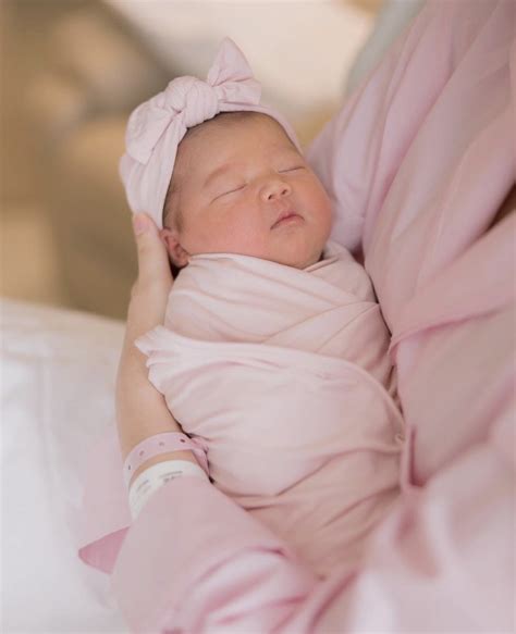 ใต้เตียงดารา On Twitter เวลคั่มนุ้งเอลิเซียจ้าาาา หลังชี แพทริเซีย ออกมาแจ้งข่าวดี คลอดลูกสาว