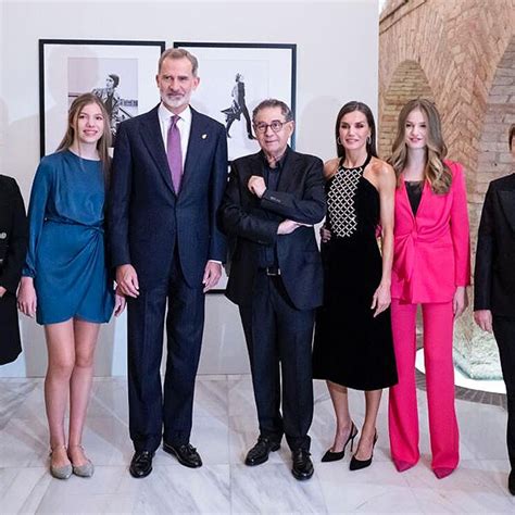 Los Reyes Y Sus Hijas Cariñoso Encuentro Con Roberto Verino Foto 1