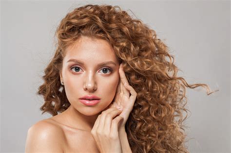 긴 건강한 물결 모양의 헤어 스타일 흰색 배경에 완벽한 깨끗한 신선한 피부 패션 뷰티 컨셉을 가진 귀여운 빨간 머리 모델 여자 20 24세에 대한 스톡 사진 및 기타 이미지