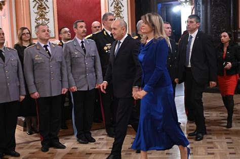 Вижте Десислава Радева цялата в синьо на приема за 3 март Снимки