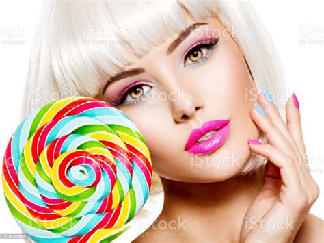 핑크 눈 메이크업과 여러 가지 빛깔의 손톱과 아름다운 소녀의 얼굴 달콤한 사탕 롤리팝에 대한 스톡 사진 및 기타 이미지 롤리팝 여자 패션 Istock