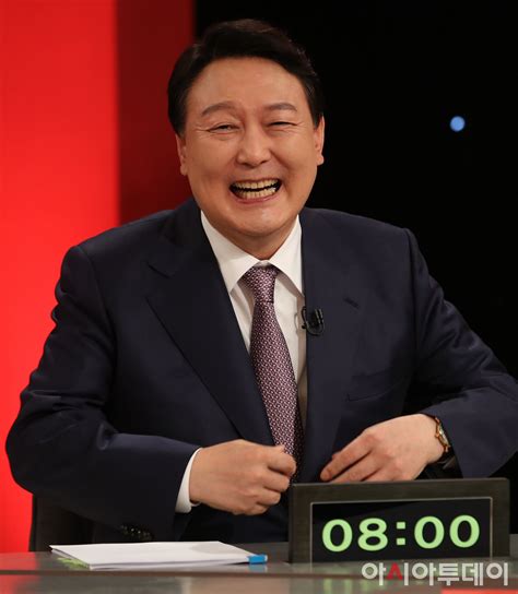 포토 활짝 웃는 윤석열 아시아투데이