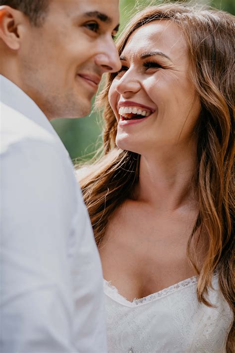 무료 사진 쾌활 한 미소 예쁜 소녀 세로 남자 친구 행복 여자 커플 사랑 남자