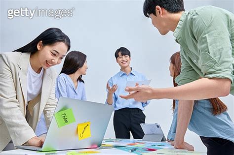 20대 청년 여성 남성 대학생 비즈니스미팅 미팅 브레인스토밍 Mz세대 스타트업 비즈니스 토론 미소 팀워크 협력 이미지 Jv12559469