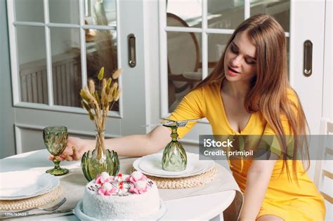 젊은 외로운 여자 앉아 서 혼자 지루한 집 이나 카페 와 화이트 생일 케이크 20 24세에 대한 스톡 사진 및 기타 이미지 20 24세 고독 부정적인 감정 표현