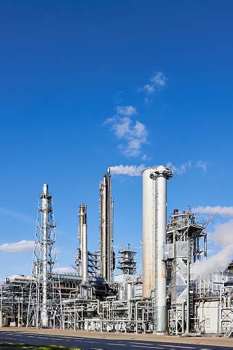 현대식 은색 석유 화학 설치 작업장 원자로가 있는 생산 건물 변환기 용광로 굴뚝 푸른 하늘 아래 통신 Copyspace 수직 샷의 외관 천연가스에 대한 스톡 사진 및 기타
