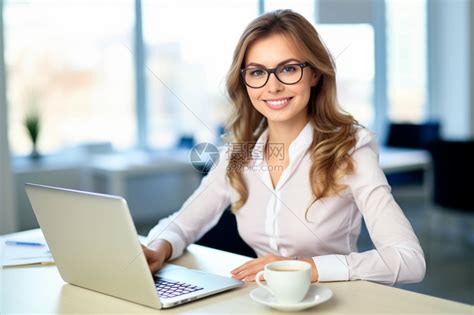 在电脑前办公的女士高清图片下载 正版图片600365675 摄图网