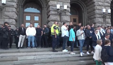 ПИК Tv НАПРЕГНАТО ОЧАКВАНЕ Какво се случва пред ЦИК при регистрацията за вота НА ЖИВО