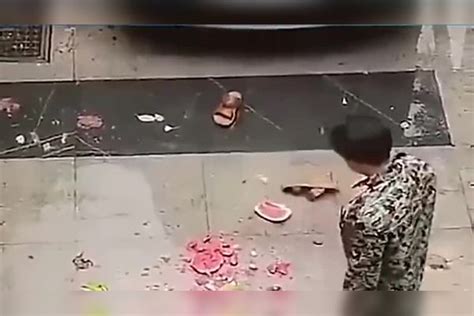 还好家里装了监控，不然都不敢相信这一幕！监控