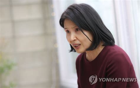 질문에 답하는 최영미 시인 연합뉴스