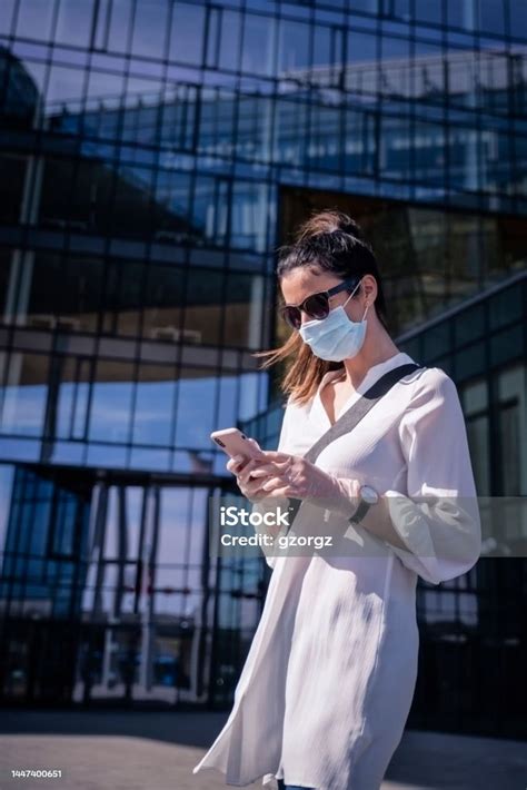 판데미아 동안 야외에서 얼굴 마스크와 비닐 장갑을 끼고 매력적인 여자 30 34세에 대한 스톡 사진 및 기타 이미지 30 34세 30 39세 거리 Istock