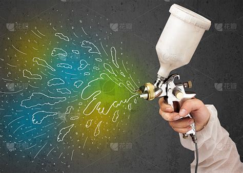 工人用喷枪绘制彩色的线条和飞溅