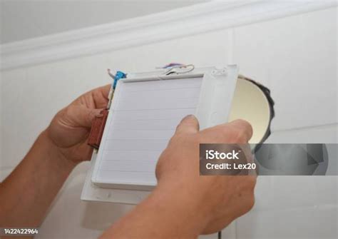 목욕 팬을 설치하는 수리공 수리 목욕 통풍구 집 욕실에 환기 시스템 건설 산업에 대한 스톡 사진 및 기타 이미지 건설 산업 구멍 급기관 Istock