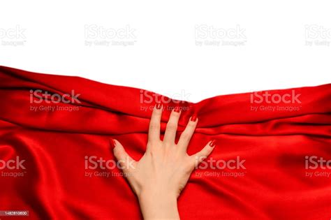 빨간 손톱을 가진 여자의 손이 빨간 실크 천을 찢으려고합니다 곡선에 대한 스톡 사진 및 기타 이미지 곡선 공단 기 Istock