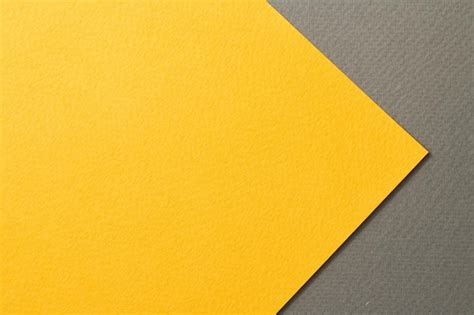 Грубая крафт бумага фон текстура бумаги черный желтый цвет макет с копией пространства для