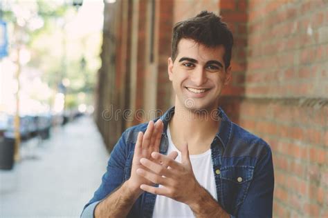 Счастливый молодой человек принимая Selfie Стоковое Фото изображение насчитывающей холодно