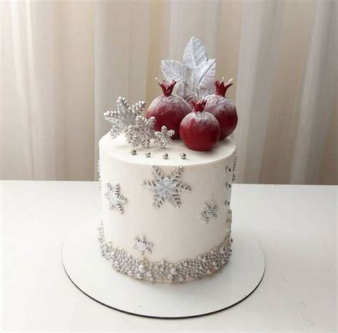 مدل‌های جذاب و لاکچری کیک شب یلدا ۱۴۰۳ برای شب چله‌ای عروس ستاره