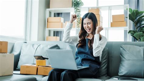 너무 기쁘고 행복하고 젊고 예쁜 아시아 여성 인플루언서 중소기업 중소기업 소유주 여성 기업가들이 영수증 상자에서 일하고 온라인 주문을 확인하고 홈 온라인 비즈니스의 소파에