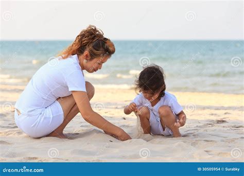 Maman Et Fils Asiatiques Sur La Plage Photo Stock Image Du Asie