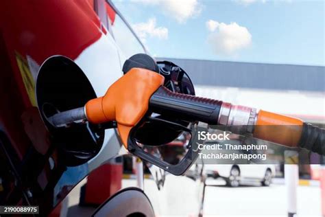 주유소에서 주유하는 검은색 자동차 차량에 연결된 펌프의 클로즈업 모습 0명에 대한 스톡 사진 및 기타 이미지 0명 가격 가격표 Istock