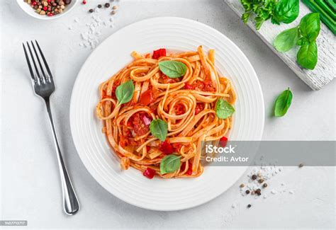밝은 회색 배경에 토마토와 바질이 들어간 이탈리아 파스타 건강한 식생활에 대한 스톡 사진 및 기타 이미지 건강한 식생활 고명 고추류 Istock