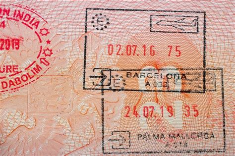 Sellos En Un Pasaporte De Viaje Sello De Entrada Y Salida Concepto De Emigración Inmigración