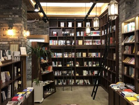 독서의 계절이라 불리는 가을이다 가을 하늘과 시원한 바람이 불어오는 요즘이면 책과 보내는 시간이 유독 간절해진다 특히 최근 서재 가을 날 호텔