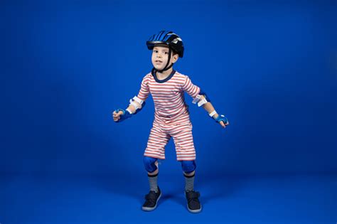 파란색 배경에 보호 헬멧 팔꿈치 패드 장갑을 낀 행복한 소년 자전거 스케이트 보드 롤러 스케이트를 탈 때 보호 4 5세에 대한 스톡 사진 및 기타 이미지 Istock