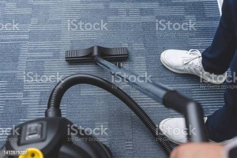 한 남자가 바닥 스위퍼 노즐이 부착 된 진공 청소기로 사무실의 카펫 바닥을 청소합니다 가정 생활에 대한 스톡 사진 및 기타 이미지 가정 생활 건조한 관리인 Istock