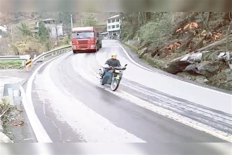 路边结冰下坡，货车司机抓紧踩刹车，看摩托车做法想去投胎！