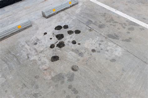 콘크리트 바닥에 엔진 오일 누출 콘크리트 바닥에 검은 엔진 오일 엔진 오일누출 모터 오일얼룩 회색 검은 실버 표면 콘크리트 석유에 대한 스톡 사진 및 기타 이미지 Istock