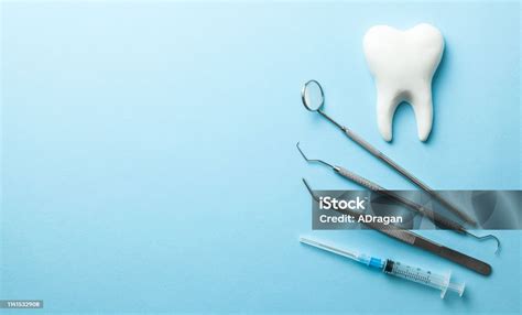 파란색 배경에 치아와 치과 기기 치과 치료 치과 도구 거울 후크 핀셋 주사기 텍스트의 공간을 복사 합니다 강철에 대한 스톡 사진 및 기타 이미지 Istock