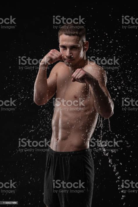 젊은 전투기는 스튜디오 샷에 그의 얼굴과 가슴에 물 밝아진와 권투 포즈에 있어 건강한 생활방식에 대한 스톡 사진 및 기타 이미지 건강한 생활방식 격투기 관능 Istock