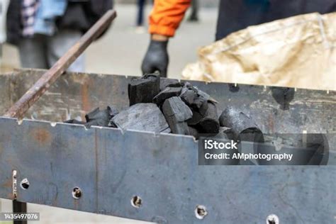 길거리 음식 도시의 날그릴 바베큐 돼지 고기 닭고기 옥수수 야채 감자 해산물 새우와 홍합남자 요리사 갑각류에 대한 스톡 사진 및 기타 이미지 Istock