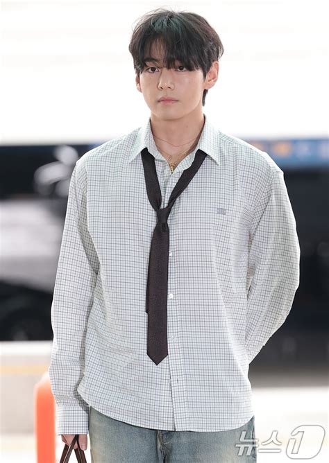 뷔 만화에서 방금 찢고 나온 미모 뉴스1