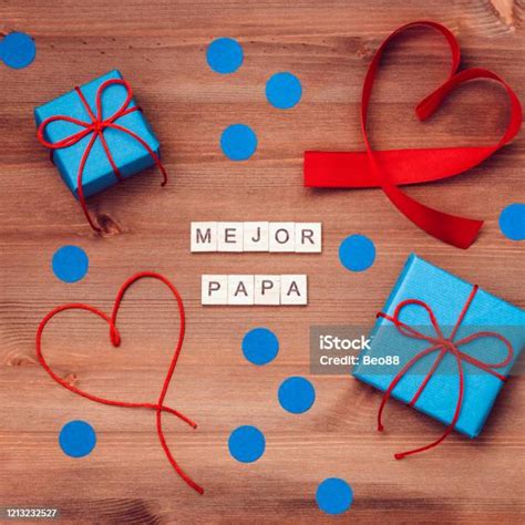 엘 Mejor 파파 델 문도 단어는 나무 배경에 파란색 선물 상자와 붉은 마음과 나무 블록으로 만든 해피 아버지의 날 인사말 카드 휴일 플랫 레이 상단보기 0명에 대한 스톡