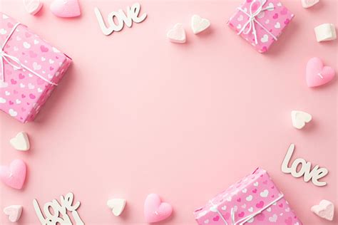 발렌타인 데이 개념입니다 선물 상자의 상위 뷰 사진 하트 모양의 마시멜로 비문 사랑과 촛불 중간에 빈 공간이 있는 고립된 파스텔 분홍색 배경 0명에 대한 스톡 사진 및 기타