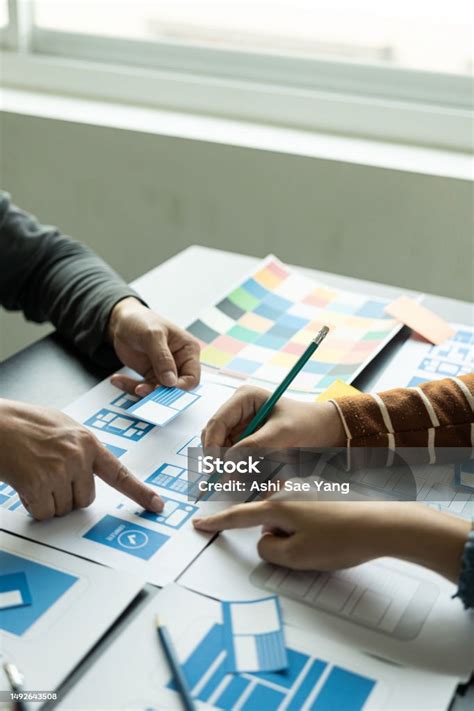 프론트엔드 개발자 팀은 종이 와이어프레임 인터페이스에서 모바일 앱을 위한 Ui 및 Ux 디자인 아이디어를 브레인스토밍합니다 디자인을 위한 사용자 인터페이스 개발 팀 계획