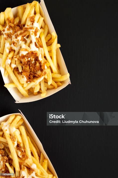검은 탁자 위에 있는 종이 상자에 치즈 소스와 양파를 곁들인 감자 튀김 평평한 평신도 위에서 오버 헤드 공간을 복사합니다 0명에 대한 스톡 사진 및 기타 이미지 Istock