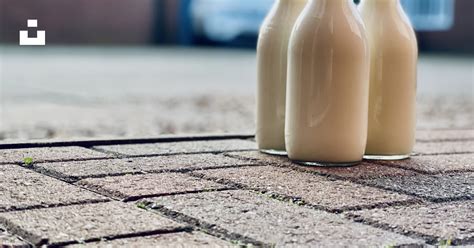 갈색 나무 테이블에 두 개의 흰색 유리 병 사진 Unsplash의 무료 영국 이미지