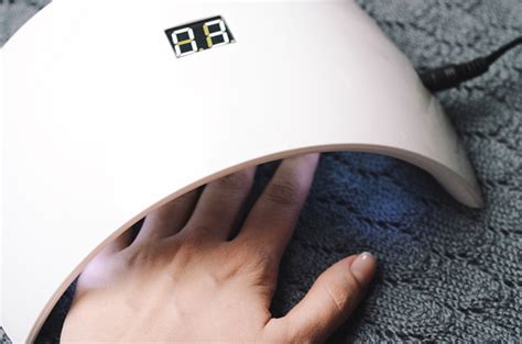 소녀는 건조 젤 매니큐어를위한 자외선 램프 매니큐어와 손을 건조 손톱에 대한 스톡 사진 및 기타 이미지 손톱 자외선 건강관리와 의술 Istock