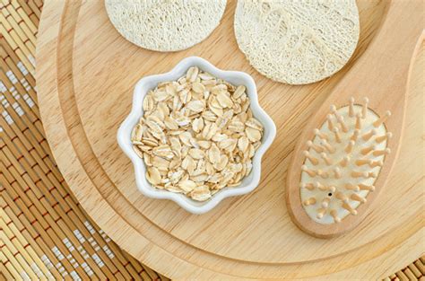 오트밀과 나무 헤어 브러시작은 그릇 수제 헤어 또는 얼굴 마스크 천연 뷰티 트리트먼트 및 스파 레시피 상단 보기 복사 공간 0명에 대한 스톡 사진 및 기타 이미지 Istock