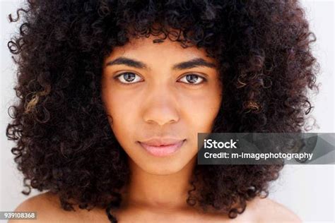 긴 곱슬 머리를 가진 아름 다운 아프리카계 미국인 여자 얼굴 클로즈업 20 29세에 대한 스톡 사진 및 기타 이미지 20