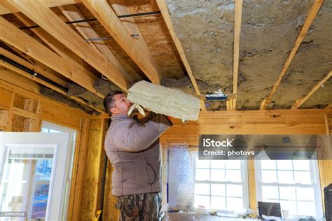 작업자는 겨울날 공사 중 목조 주택에 단열재를 설치합니다 단열재에 대한 스톡 사진 및 기타 이미지 단열재 천장 45 49세 Istock