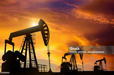 다채로운 극적인 하늘에 있는 기름 펌프 석유 굴착 장치 에너지 산업 기계 선물에 대한 스톡 사진 및 기타 이미지 선물 가솔린 건설 산업 Istock