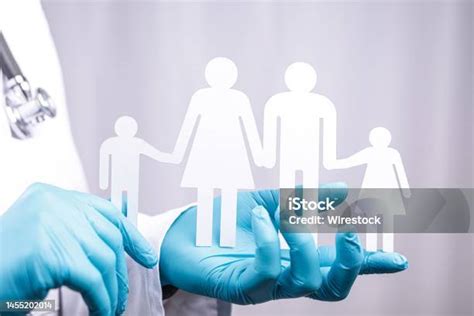 회색 배경에 가족 아이콘을 들고 있는 장갑을 낀 의사의 3d 렌더링을 나타내는 사람 3차원 형태에 대한 스톡 사진 및 기타